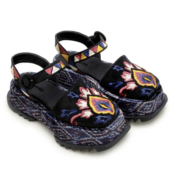 FARM Rio | Shoes | Farm Rio Black Closed Toe Platform Sandals Size ...